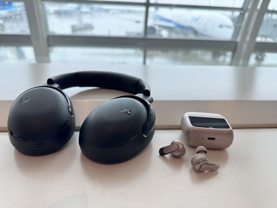 飛行機の最強お供はイヤホン？ヘッドホン？ JBLの2モデルを海外出張比較レビュー (＆GP) - Yahoo!ニュース
