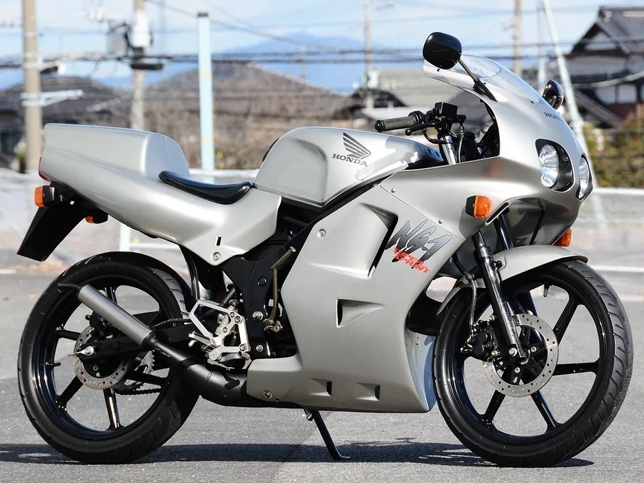 フルカウルのスポーツモデルでありながら、メットインで実用性も高めたフルサイズ50cc「NS-1」 (Webikeプラス) - Yahoo!ニュース