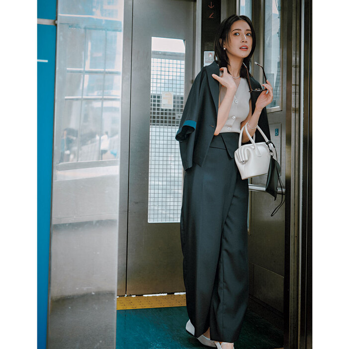 【30代の夏の通勤服】だらしなく見せないオシャレのコツ5選｜CLASSY. (magacol) - Yahoo!ニュース