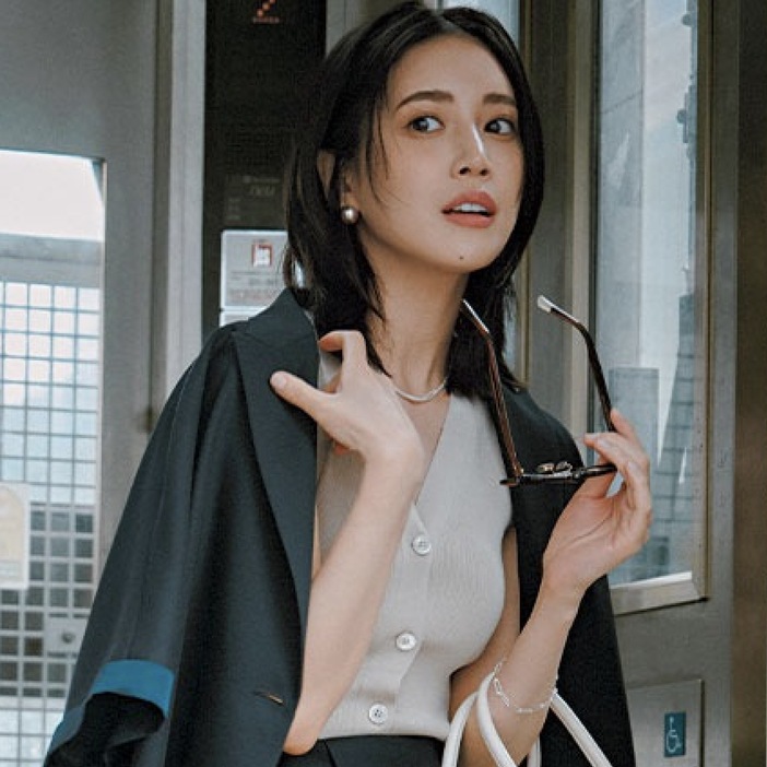 【30代の夏の通勤服】だらしなく見せないオシャレのコツ5選｜CLASSY. (magacol) - Yahoo!ニュース