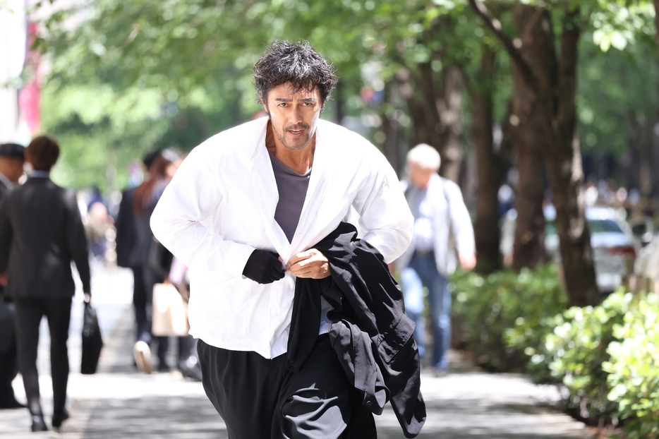 阿部寛×米倉強太監督インタビュー 映画『キャンドルスティック』新しい可能性との向き合い方 (otocoto) - Yahoo!ニュース