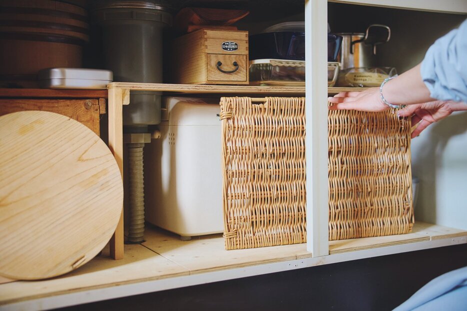 3人暮らしで「ものが増えてもすっきりする」ヒント。収納扉をなくし、カゴの素材はそろえる (ESSE-online) - Yahoo!ニュース