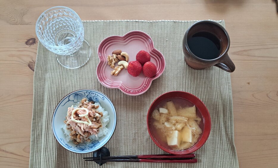 40代50代、忙しい日の「リアルな朝食」。煮干しだしの“みそ汁とおにぎり”は10年以上固定 (ESSE-online) - Yahoo!ニュース