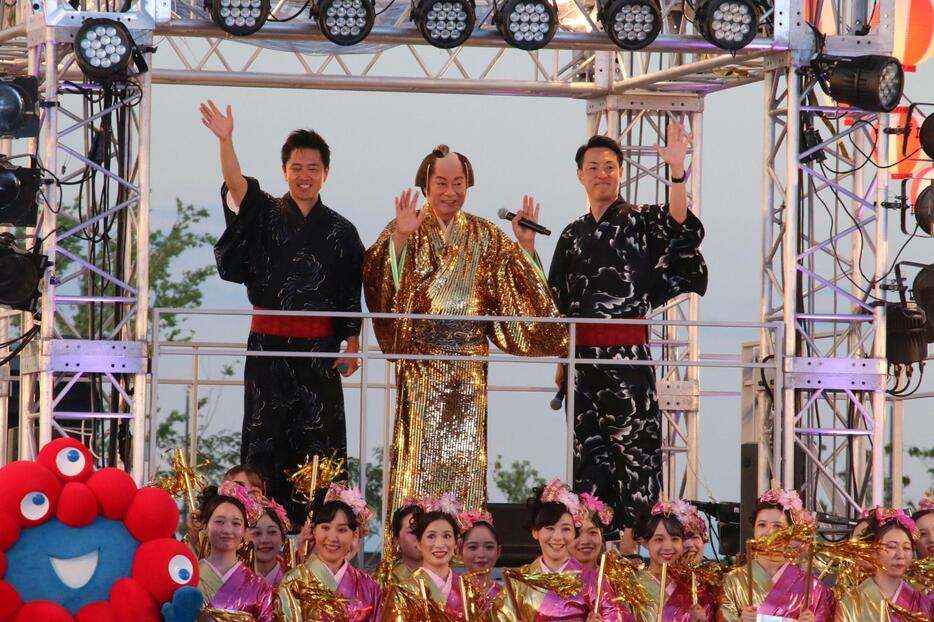 【写真特集】万博で「マツケンサンバII」6000人でそろって「オレ」 (Yahoo!ニュース オリジナル THE PAGE) - Yahoo!ニュース