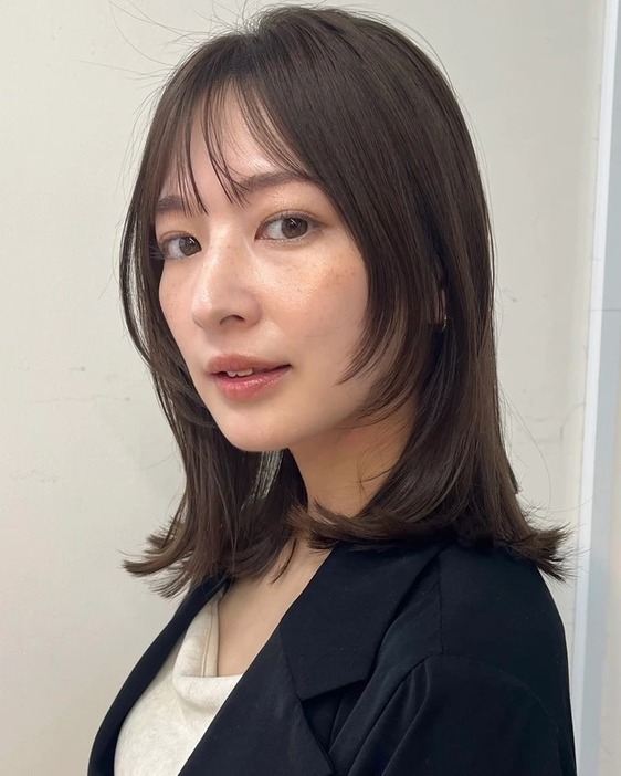 【大人の韓国風ヘア】初心者さんにもおすすめ！ 小顔見せも叶うミディアムヘア (MAQUIA ONLINE) - Yahoo!ニュース