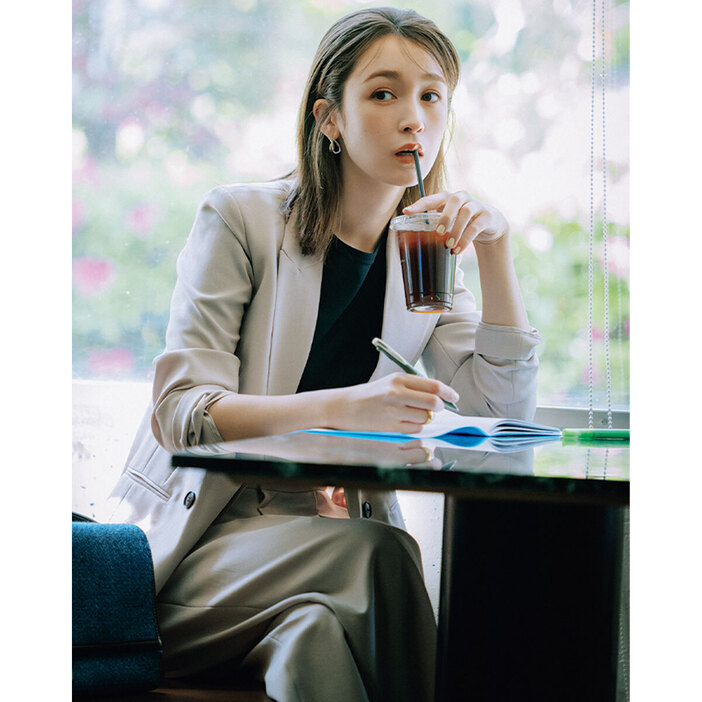 【涼しい通勤服9選】オシャレだから着たい『UVカット服』の大正解｜CLASSY. (magacol) - Yahoo!ニュース