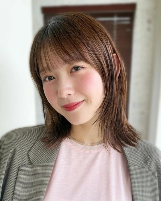 【夏のヘアカタログ】シースルーバングがポイント！ 人気のミディアムレイヤー (MAQUIA ONLINE) - Yahoo!ニュース