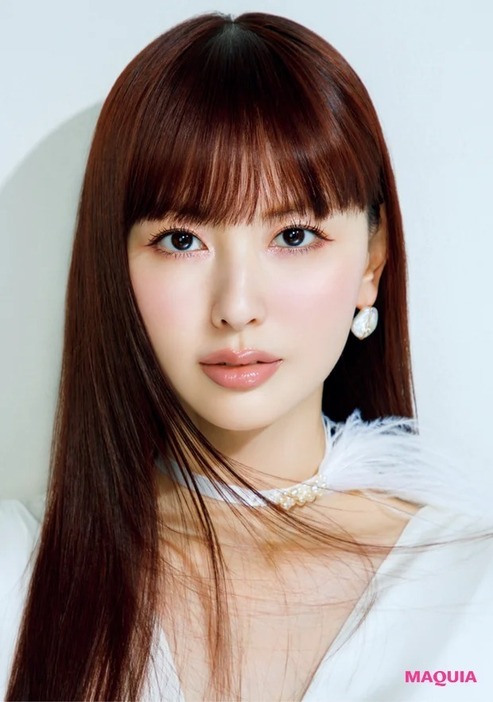 【鈴木えみ】ツヤめく青みで、透明感が花開く！ 質感レイヤードメイクの極意 (MAQUIA ONLINE) - Yahoo!ニュース