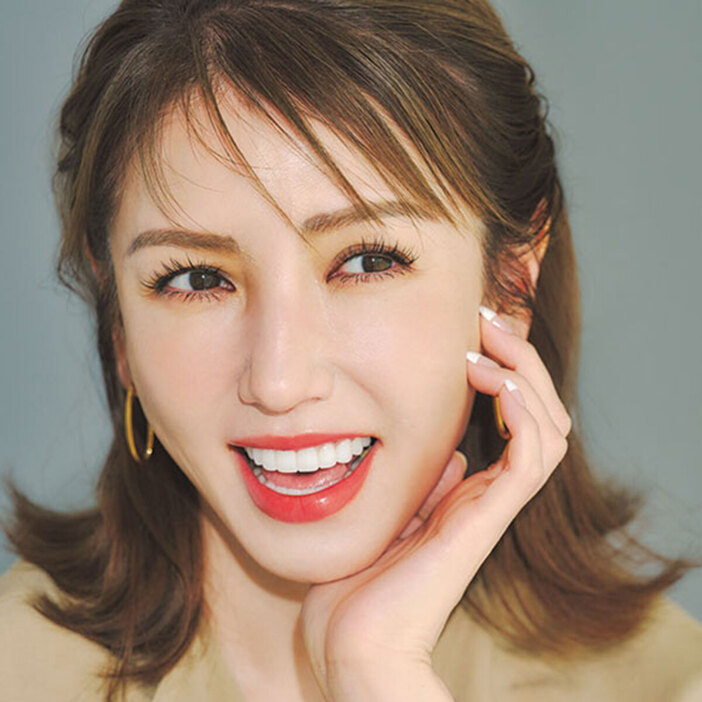 お仕事シーンでワンピをラフに見せない【ヘア＆メークのベストバランス】とは？｜STORY (magacol) - Yahoo!ニュース