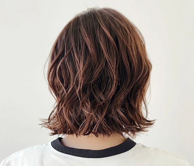 【30代～40代大人の髪型】全方位かわいい！“華奢見えふんわりボブ”は伸ばしかけの人にもおすすめ (＠BAILA) - Yahoo!ニュース