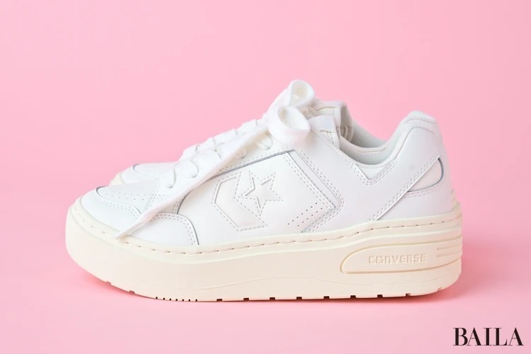 【コンバースの白スニーカー】ぽってり感が可愛い厚底スニーカーでスタイルアップ (＠BAILA) - Yahoo!ニュース