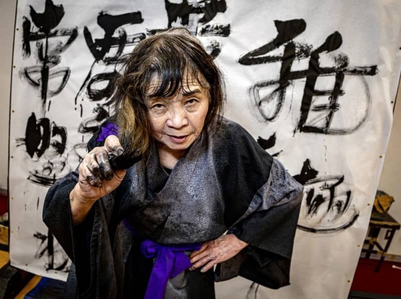 80歳の旅館の女将はなぜ体当たりのパフォーマンスをするのか？ バブル崩壊後「もっと派手に」と笑い重視に、感じた解放感とは (47NEWS) - Yahoo!ニュース