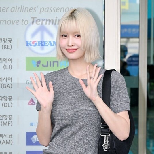 TWICEのモモ、実姉とのツーショットを公開。「貴重な姉妹ショット」とファンから大反響 (25ans（ヴァンサンカン）) - Yahoo!ニュース