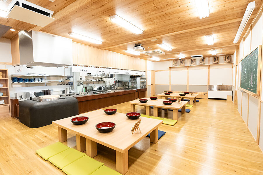 東京で人気の「丸亀製麺うどん作り体験」、いよいよ関西へ！ 「足踏みダンス」で盛り上がる (Lmaga.jp) - Yahoo!ニュース