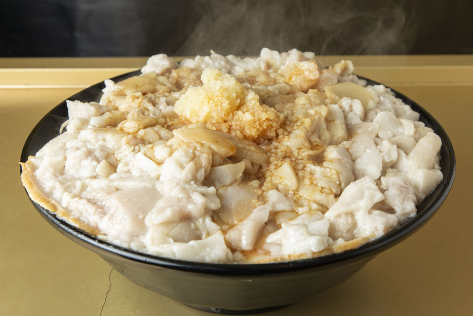 一面の背脂＆たっぷりの麺！超ごってり麺 ごっつ 秋葉原店の「デカ盛り超濃厚ラーメン」がやばすぎた！ (＆GP) - Yahoo!ニュース