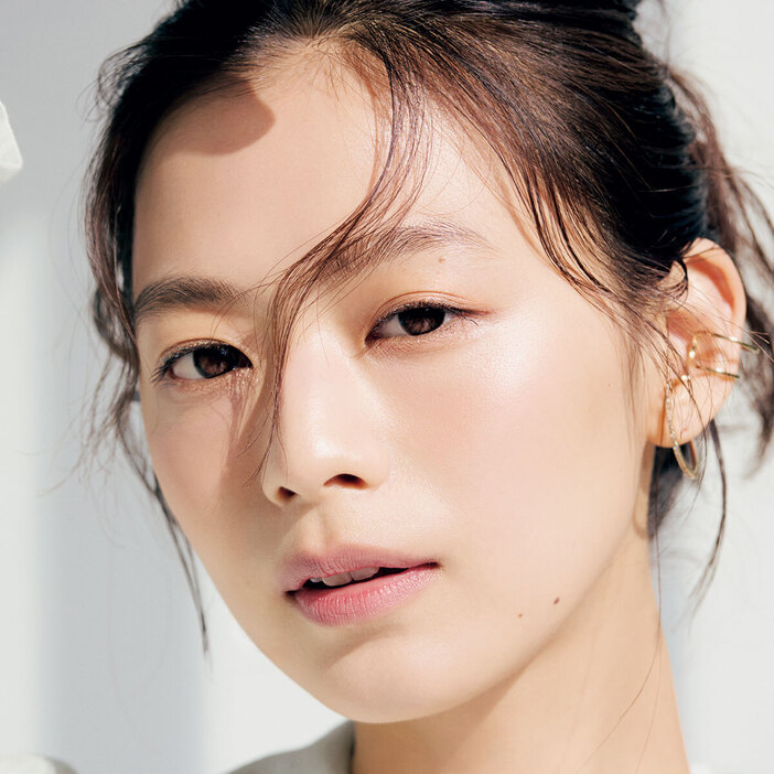 人気ヘアメイクさんが直伝！夏こそ『コンサバ顔』がモテる｜CLASSY. (magacol) - Yahoo!ニュース