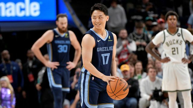 河村勇輝 NBA4試合目は3ポイント試みるも初得点はおあずけ 出場2分55秒シュート決まらずも果敢に攻める姿勢示す (日テレNEWS NNN) - Yahoo!ニュース