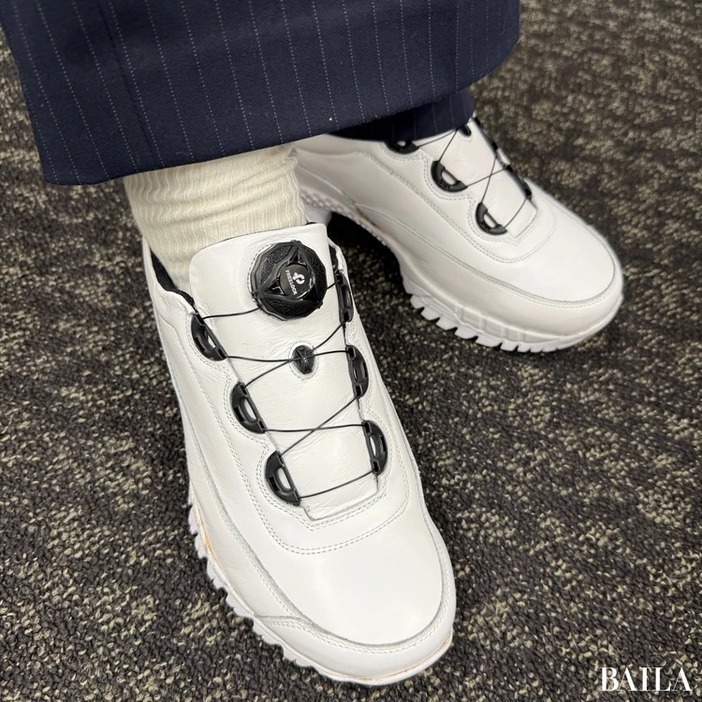 【雨の日OK！高機能白スニーカー】フィット感抜群の防水スニーカーで梅雨の通勤も軽やかに (＠BAILA) - Yahoo!ニュース