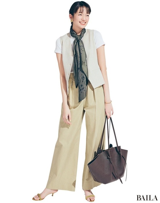 【白Tシャツの今年らしい着こなし方】ジレを重ねて大人のレイヤードを楽しむ (＠BAILA) - Yahoo!ニュース