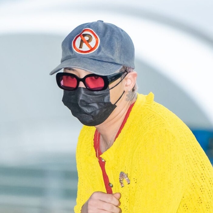 韓国No.1モテ男、インパクト抜群の原色コーデを完璧に着こなして空港に降臨！ (25ans（ヴァンサンカン）) - Yahoo!ニュース