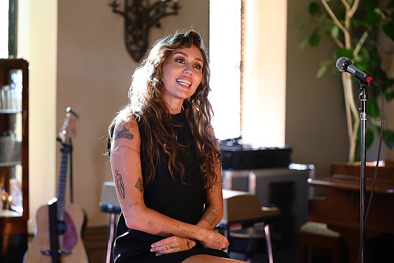 マイリー・サイラス、MVでマドンナと泥レスリングする予定だったもののレーベルに却下されたと明かす (Billboard JAPAN) - Yahoo!ニュース