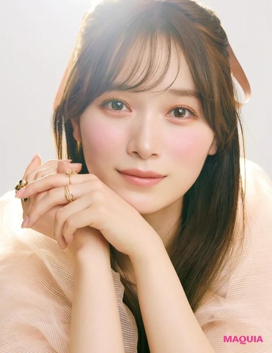 【守屋麗奈さん】盛れ肌ベースメイクを全見せ！ 発光ツヤ肌とピンク眉がポイント (MAQUIA ONLINE) - Yahoo!ニュース