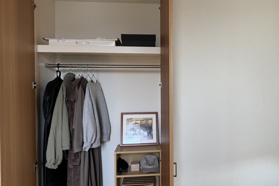 「突然の訃報に心が追いつかない」から喪服は手元に。ミニマリストの冠婚葬祭服の持ち方 (ESSE-online) - Yahoo!ニュース