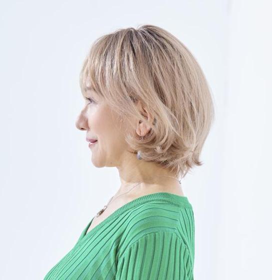 【40代、50代・ウィッグで変身！】ブリーチなしで激変！ 透明感あるハイトーンカラーのボブヘアに！ (OurAge) - Yahoo!ニュース