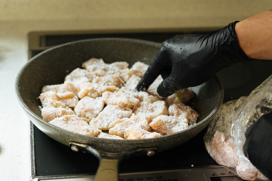 「鶏胸肉」のメインおかず2選。ニンニクとゴマ油のパンチがきいた「ネギ塩まみれチキン」が最高 (ESSE-online) - Yahoo!ニュース