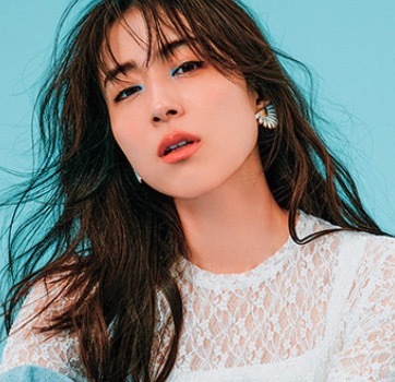 通勤にも着ていける【変化球Tシャツ4選】サテン・ベロアetc.1枚でサマ見え｜VERY (magacol) - Yahoo!ニュース