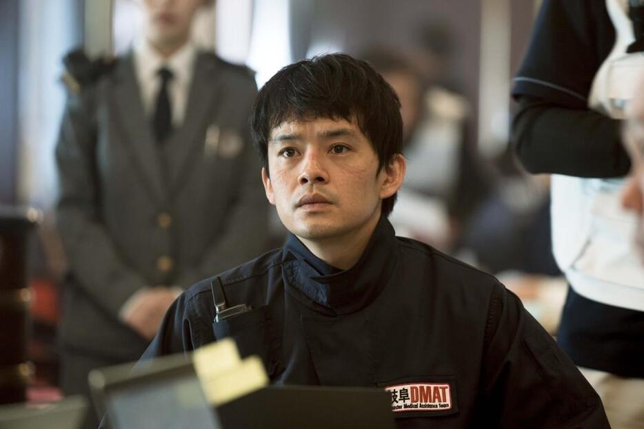 小栗旬インタビュー 映画『フロントライン』 あの時、僕らは知らなかった真実を伝えるために (otocoto) - Yahoo!ニュース