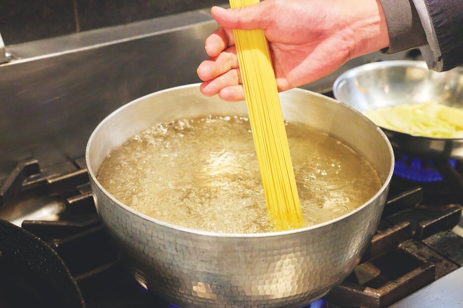 人気シェフが教える絶品「チキンソテー」のつくりかた。ひと手間で皮パリッ＆中ジューシーに (ESSE-online) - Yahoo!ニュース