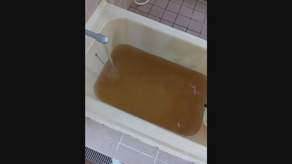 給食は乾パンとレトルトカレーに…三重県亀山市で水道水が茶色く濁った状況が続く 南部の約2700世帯に影響か 水道管のサビが剥がれた可能性 (FNNプライムオンライン) - Yahoo!ニュース