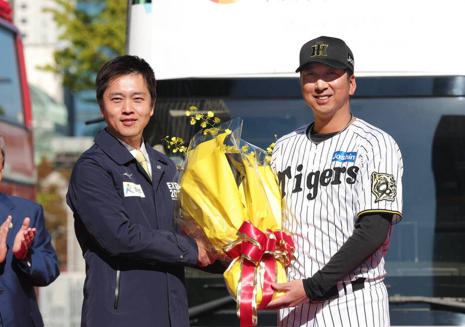 大阪府・吉村洋文知事、阪神のVパレードに兵庫県・斎藤元彦知事を誘っていた 「斎藤さん来る？」に返答は… (スポーツ報知) - Yahoo!ニュース