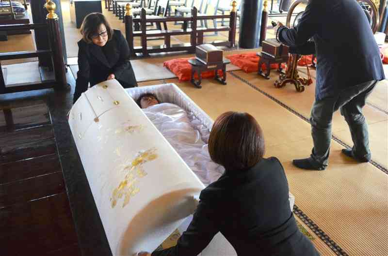 入棺で死を体験、人生見つめ直す機会に 正立寺（熊本市）で「冥土カフェ」 山梨県の事業者が開催 (熊本日日新聞) - Yahoo!ニュース