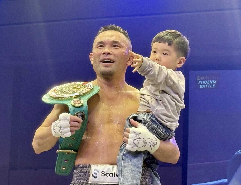 元キック王者38歳・緑川創 タイトル初挑戦で東洋太平洋王者に僅差判定勝ち 念願の愛息とリングイン (スポニチアネックス) - Yahoo!ニュース