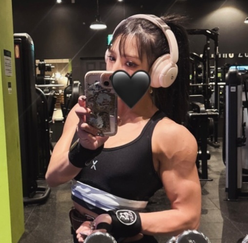 「肩に稲妻走ってきた」ビキニフィットネス・小倉あれず、ジムでのムキムキショットに賞賛の声 (VITUP!) - Yahoo!ニュース