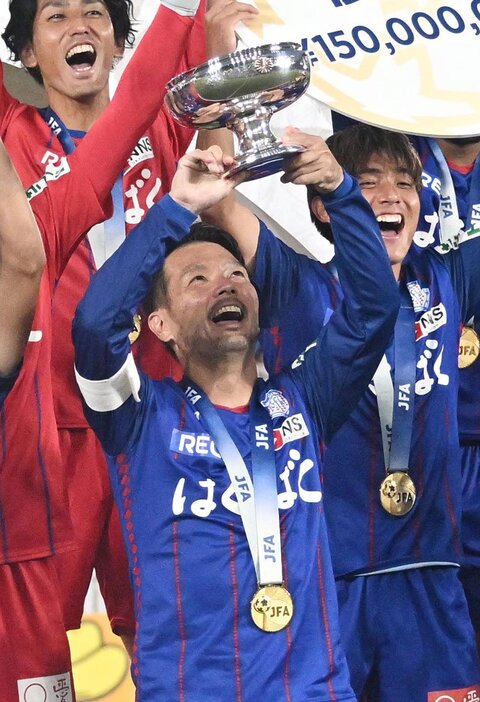 J2甲府 不倫疑惑報道のDF山本英臣の処分とコメント発表「私の認識の甘さから招いた事態」 (東スポWEB) - Yahoo!ニュース