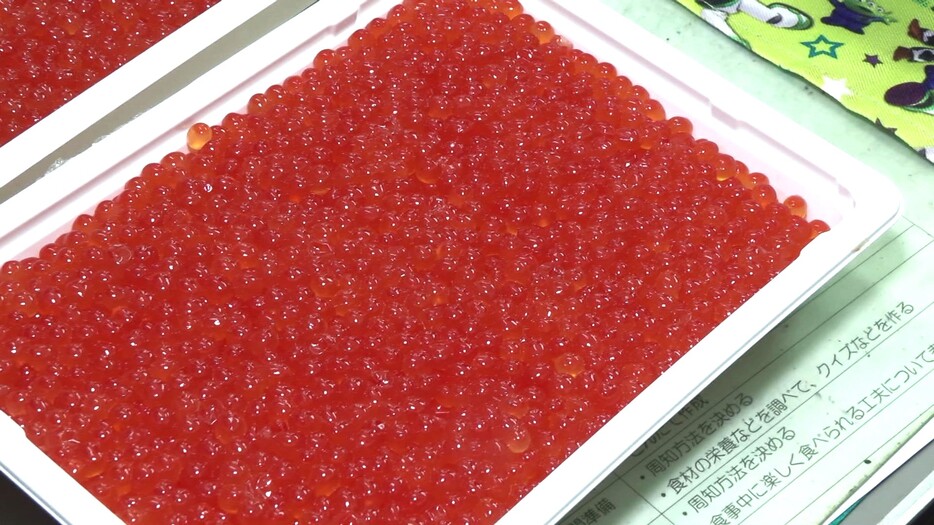 学校給食にイクラ！「いつも食べたいくらいおいしかった」秋サケが記録的不漁でも…子どもたちのためにと地元の水産加工会社が"地元の味”を提供_唐揚げなどサケづくしのメニューを堪能〈北海道標津町 ...