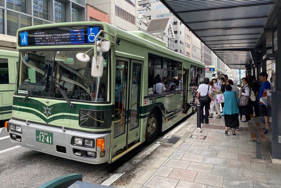 「きょうも大行列や」 インバウンドばかりで乗れない「京都市民」自動運転に託すバス再生の希望 (Merkmal) - Yahoo!ニュース