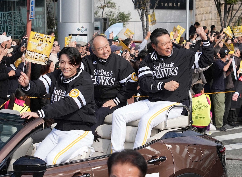 リーグ連覇、5年ぶり日本一のソフトバンク優勝パレードに昨年を上回る29万人 (スポニチアネックス) - Yahoo!ニュース