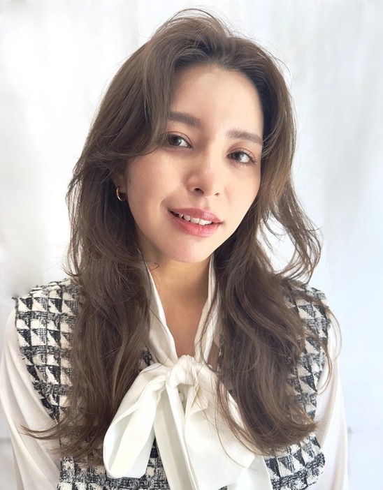 【大人の髪型カタログ・ロングヘア】冬のイベントシーンで輝く華やかレイヤー (＠BAILA) - Yahoo!ニュース