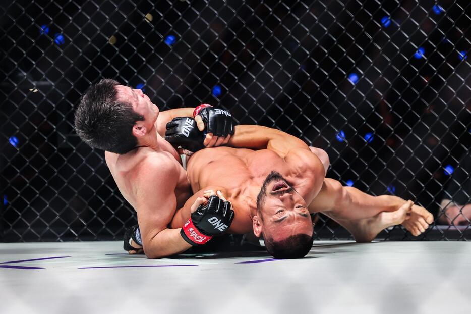 「青木真也はもう年を重ね過ぎた」まさかの壮絶TKO負けの“バカサバイバー”にONE総帥が事実上の引退勧告…大金星の手塚裕之は「負ければこれが最後」の契約内容を明かす (RONSPO ...