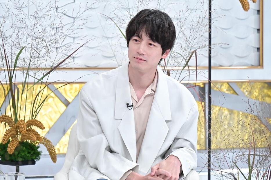 ＜坂口健太郎＞渡辺謙が「背中に彼の存在を感じた」 先輩の役者は「彼に会った後はプラス思考になっている」 「初耳学」で (毎日キレイ) - Yahoo!ニュース