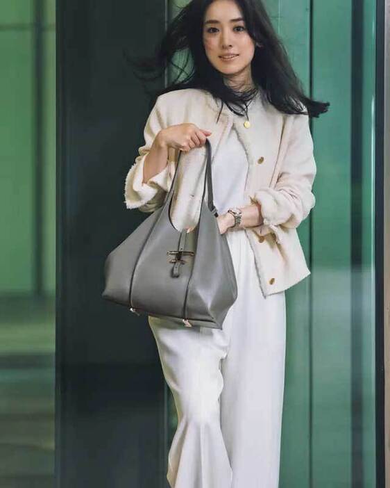 泉 里香がエグゼクティブに♡「TOD’S」の相棒バッグできれいめリュクスなシーン別コーデ (Oggi.jp) - Yahoo!ニュース