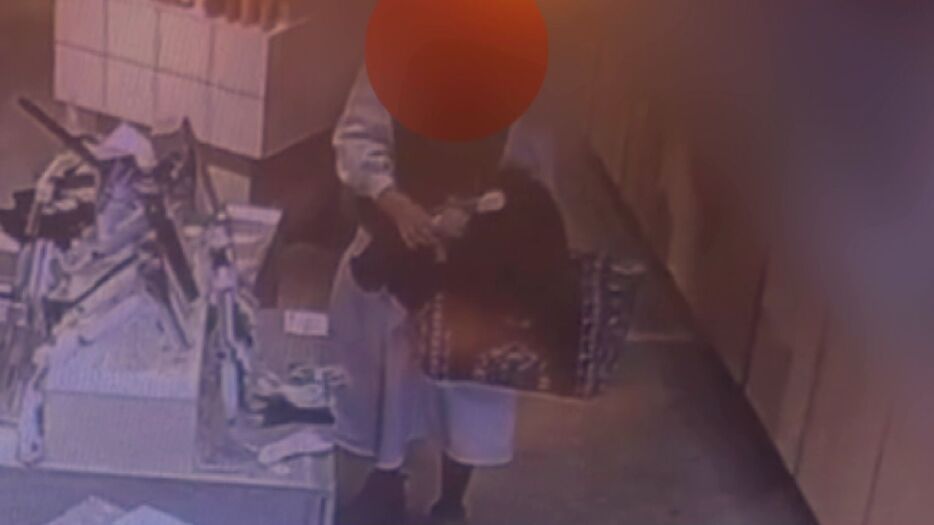 【万引きの一部始終】長さ30センチほどもある高価なヘアアイロンを上着に隠し…美容室での白昼堂々の犯行 お店側は「不審な人物がいるとは思わなかかった」＜北海道札幌市＞ (北海道ニュースUHB ...