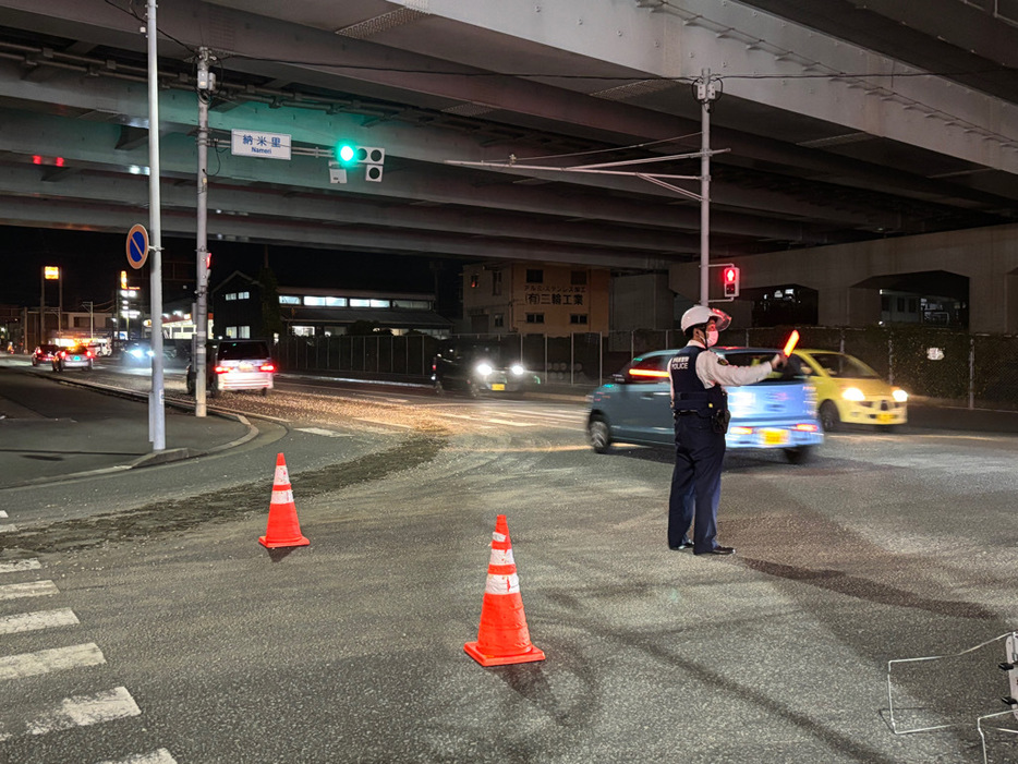 【速報】ミキサー車が生コンクリートこぼす 現場周辺400mを通行止めにして撤去作業 静岡・長泉町 (静岡朝日テレビ) - Yahoo!ニュース