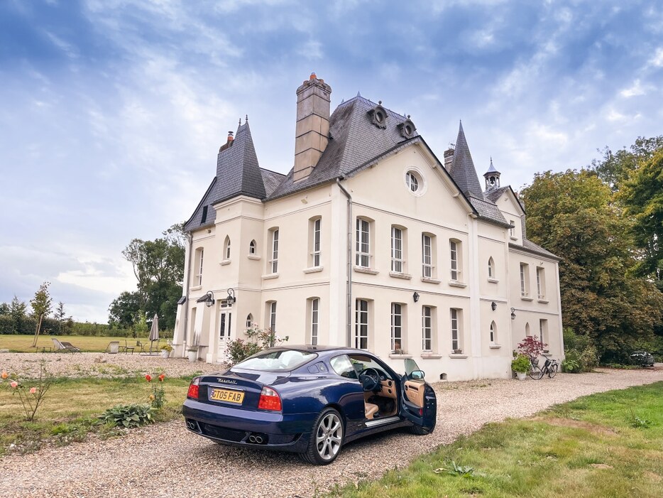 最高のグランドツアラー、マセラティ4200GTでフランス・ロワール地方を旅する｜『Octane』UKスタッフの愛車日記 (octane.jp) - Yahoo!ニュース