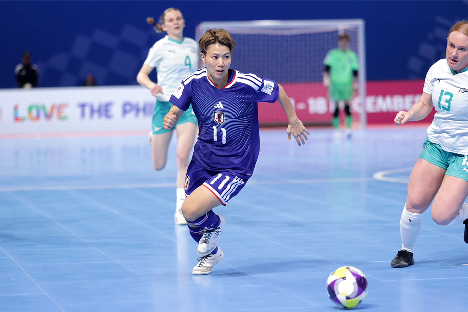 日本女子代表の37歳、チーム最年長が決めた“ヘディング弾”。筏井りさ、夢の舞台でたどり着いたベテランの境地「必要な結果を残すことが仕事」｜フットサル (SAL) - Yahoo!ニュース
