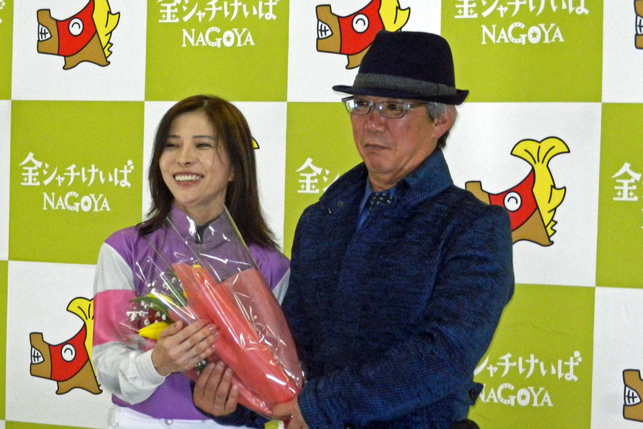 【名古屋】レジェンド宮下瞳が引退セレモニー 息子から花束受け取り「いい騎手人生でした」 (東スポ競馬) - Yahoo!ニュース